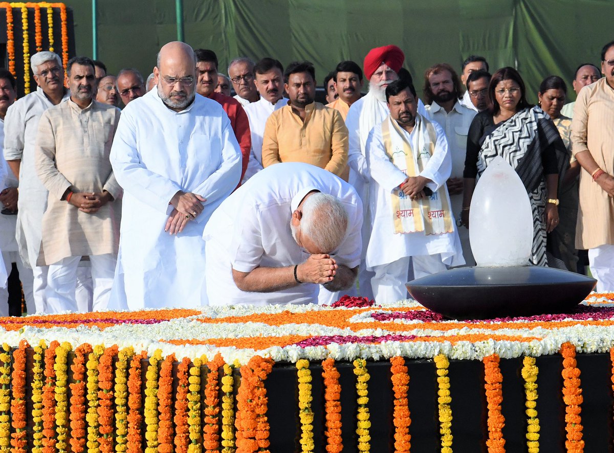 Narendra Modi Paid Tributes To Atal Bihari Vajpayee On His Death ...